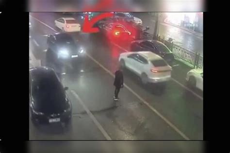 男子过马路不走斑马线被撞飞，现场画面太凄惨