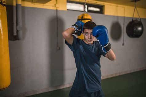 강력한 킥복싱 선수는 권투 체육관에서 훈련하고 권투 경기와 권투 대회를 준비하고 있습니다 Z세대에 대한 스톡 사진 및 기타 이미지 Z세대 건강관리와 의술 건강한 생활