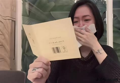 小s现状被曝光，失去姐姐依靠后精神时好时坏，白发滋生瘦了好多！