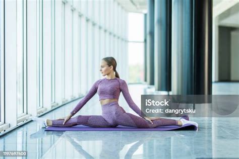 요가 연습 꼬기 클래스 배경에 고립 된 요가 연습을하고 스포티 한 젊은 여성 신체와 정신 발달 사이의 건강한 삶과 자연적인