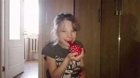 УЧИТСЯ НАДУВАТЬ ШАРИК Youtube