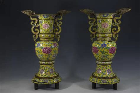 孔子博物馆馆藏珍品 雍正黄地彩绘缠枝牡丹纹铜胎画珐琅尊 国家珠宝玉石首饰检验集团有限公司
