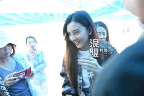 宋祖儿现身北电报到 白t搭热裤尽显青春靓丽图手机新浪网
