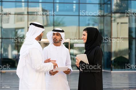 전통적으로 착용 Emirati 사업가 및 여성사업가인 회의인가 외부 현대적이다 미흡함 아랍에미리트 연합에 대한 스톡 사진 및