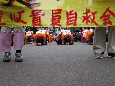 苦行跪天地 收費員訴廢約聘僱制度 焦點事件