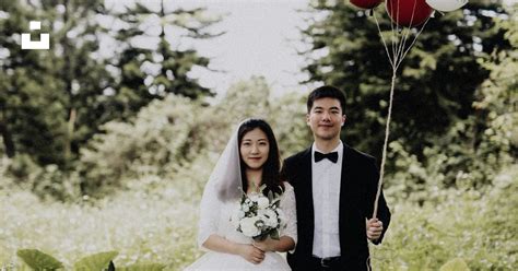 잔디밭을 걷는 신혼부부 사진 Unsplash의 무료 유행 이미지