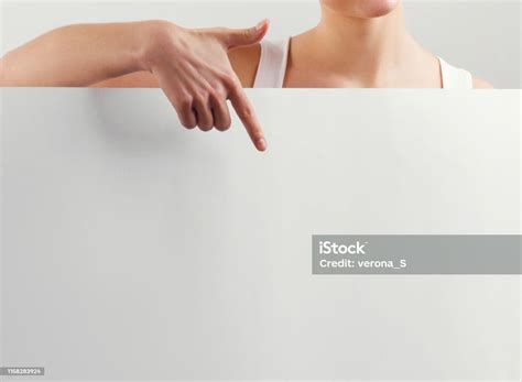 카피 스페이스가있는 빈 빈 간판을 보여주는 행복한 미소 젊은 여성의 초상화 큰 흰색 배너를 들고 비즈니스 여자 백인종에 대한 스톡 사진 및 기타 이미지 Istock