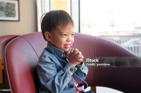 아시아 3 4 세 유아 소년 아이기도 손은 집에서기도를 위해 함께 고정 기도의 세계 날 개념 기도하기에 대한 스톡 사진 및 기타 이미지 Istock