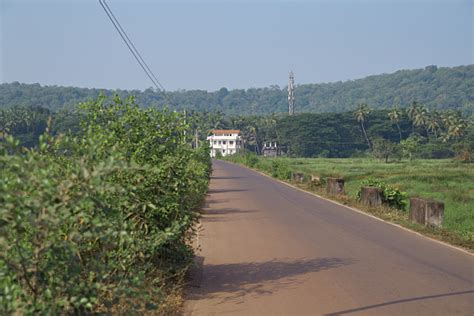 필드와 언덕 사이 휴가에 찍은 가로 사진 벽돌 지붕으로 하얀 집을 만날 수 있는 초원 길을 따라 아름 다운도로 0명에 대한 스톡 사진 및 기타 이미지 Istock