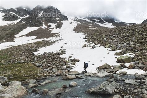 남자 봄 러시아에서 Elbrus 지역에서에서 코 카 서 스 산맥에서 하이킹 눈 덮인 봉우리와 흐린 날씨 극적인 풍경 파노라마