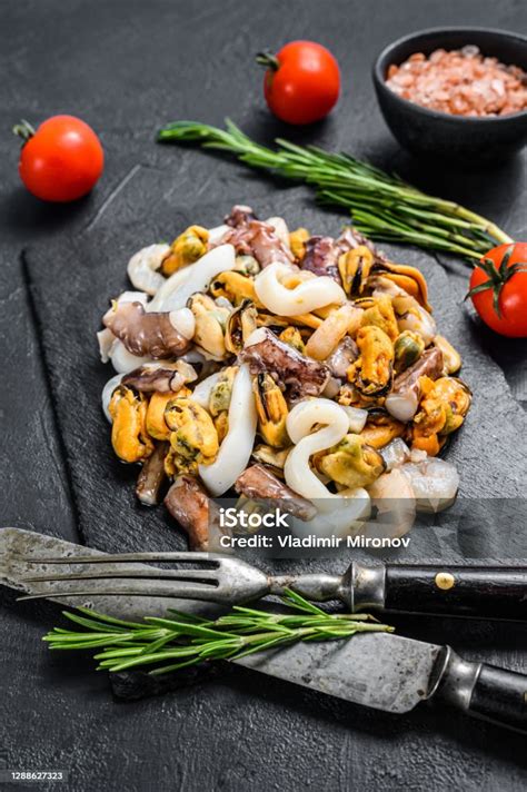 다양한 해산물 홍합 조개 오징어 문어 새우 및 새우 검은 색 배경 위쪽 보기 갑각류에 대한 스톡 사진 및 기타 이미지 갑각류 갑오징어류 건강한 식생활 Istock