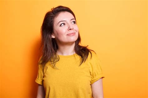 Une Belle Brune Pose Pour La Cam Ra Photo Gratuite