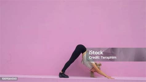 핑크 배경건강 한 생활과 신체와 정신 개발 사이의 자연 균형의 개념에 고립 된 요가 연습을 하 고 발랄 한 젊은 여자 Mental Wellbeing에 대한 스톡 사진 및