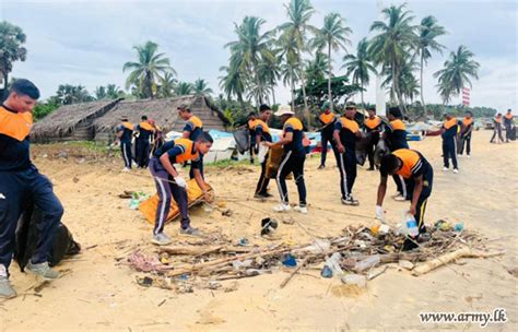 16 බලඇණිය ගජබා රෙජිමේන්තුවේ මූලිකත්වයෙන් වෙරළ පිරිසිදු කිරීමේ වැඩසටහනක් Sri Lanka Army