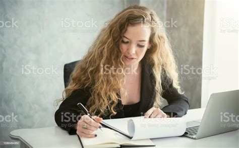 그녀의 사무실에서 무언가 위해 노력 하 고 책상에 앉아 사업가 컨셉 리더 기업입니다 기업 비즈니스에 대한 스톡 사진 및 기타 이미지 기업 비즈니스 노트북 리더십