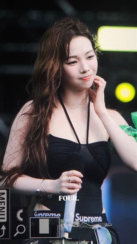 순백색 긴팔티 은근히 봉긋한 가슴라인 뉴진스 해린