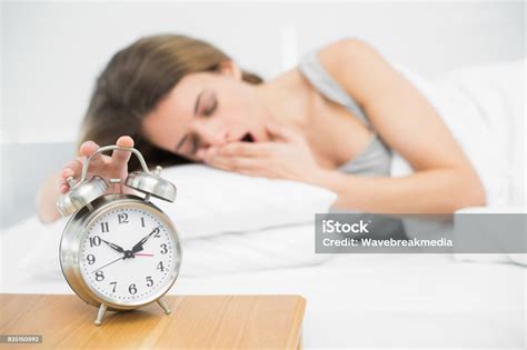 사랑 스러운 여 자가 그녀의 침대에 누워 알람 시계를 해제 30 34세에 대한 스톡 사진 및 기타 이미지 30 34세 30 39세 가정 생활 Istock