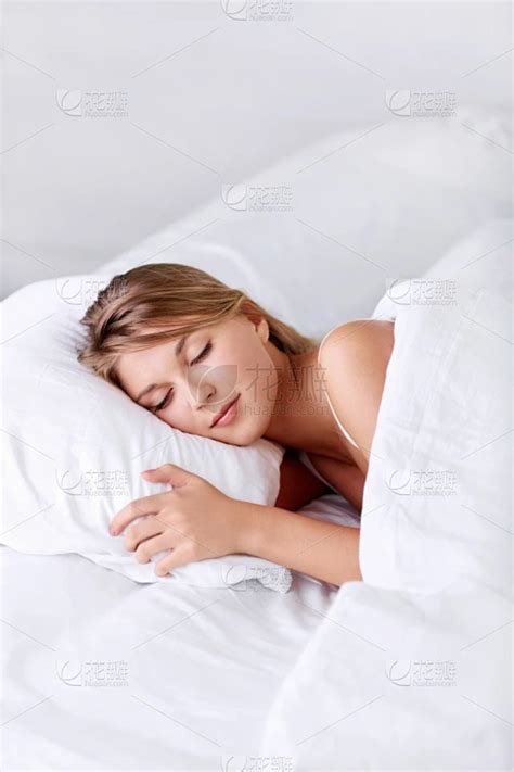 女孩 垂直画幅 美 美人 早晨 白人 仅成年人 头发 青年人 白色素材 花瓣网