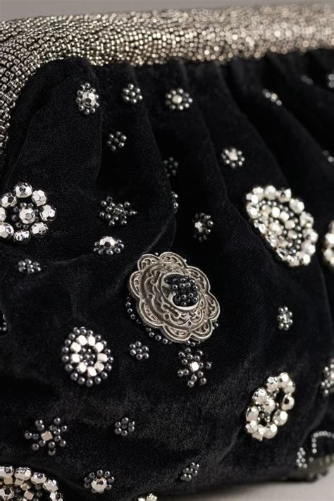 스터드 장식 벨벳 클러치 앤트로폴로지 한국 공식 스토어 유니크한 여성 패션 및 라이프스타일 편집샵 200개이상의 프리미엄 브랜드 여성 의류 액세서리 홈 인테리어