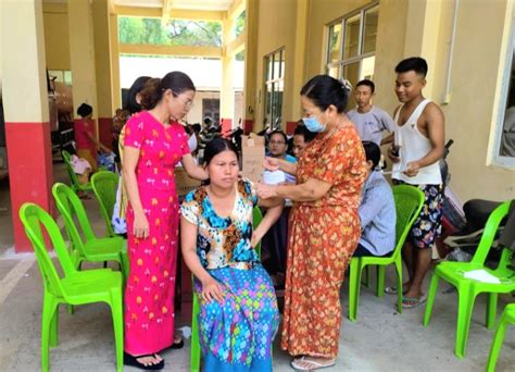 ပွင့်ဖြူမြို့နယ်၌ ကျန်းမာရေးဝန်ထမ်းများက ကိုဗစ် ၁၉ ရောဂါ ထပ်ဆောင်းကာကွယ်ဆေး ကွင်းဆင်းထိုးန