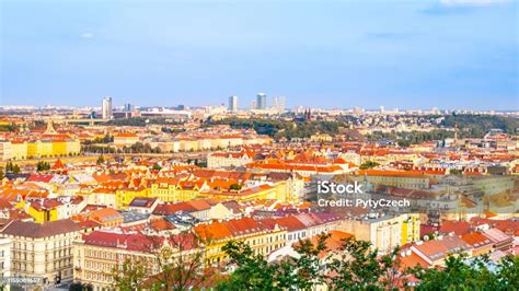 프라하의 도시 판 크 락의 현대적인 건물이 있는 스카이라인 써니 서머 데이 프라하 체코 0명에 대한 스톡 사진 및 기타 이미지 Istock