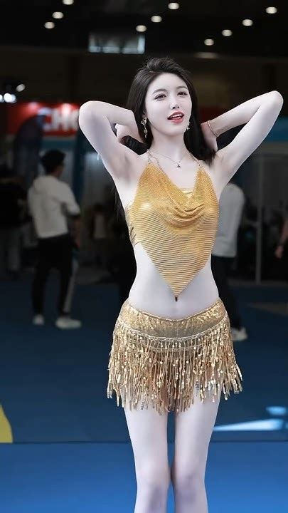 车模小乌苏 时尚街拍 气质穿搭 金色战衣 Youtube