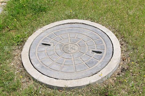公园里的金属井盖特写照片