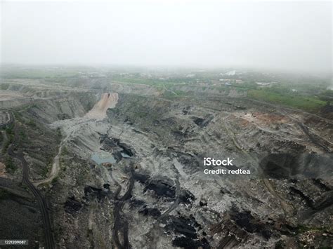중국 북동부 고갈되는 탄광 오픈 캐스트 광산 채석장의 공중 보기 건설 기계류에 대한 스톡 사진 및 기타 이미지 건설 기계류