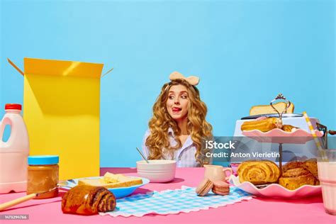 음식 팝 아트 사진 귀여운 여자의 이미지는 하늘색 배경 위에 혀를 보여주는 달콤한 아침 식사를 먹고 싶어 25 29세에 대한