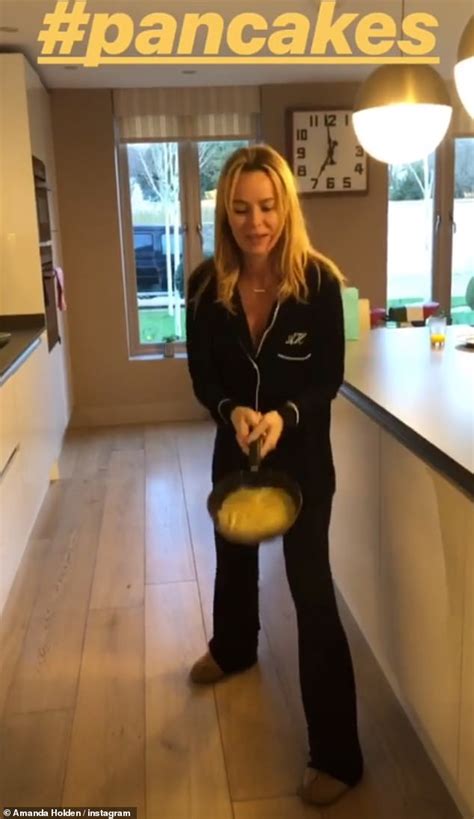 Happy Pancake Day Kelly Brook Drops Her Crêpe On Floor While Pregnant