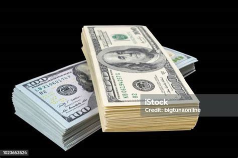 검은 배경에 고립 된 1 백 달러 지폐의 스택 백 달러 지폐에 현금 돈의 스택입니다 백 달러 지폐 배경 힙 금융 성공의 개념입니다 100에 대한 스톡 사진 및 기타 이미지