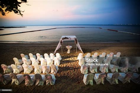 아름 다운 결혼식 결혼식을 위한 쇼의 자 세트 또는 다른 이벤트 들 만된 저녁에 설정 해변 럭셔리 웨딩 테이블 바다 해변에서
