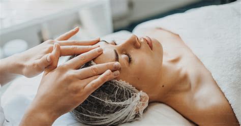 스파 살롱에서 얼굴 치료를 받는 여성의 클로즈업 초상화 얼굴 피부 치료 회춘 치료 사진 Unsplash의 조화 이미지