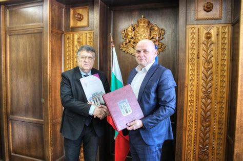 Ректорът на Софийския университет „Св Климент Охридски“ проф д р Георги Вълчев и кметът на