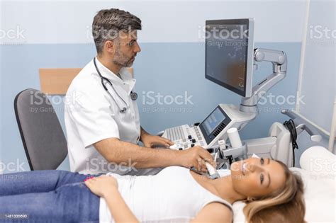 암 예방 건강과 의학 갑상선 초음파를 위한 내분비학자의 환자 여성 병원에서 목 초음파 검사를 하는 젊은 여성 목구멍 검사에 대한 스톡 사진 및 기타 이미지 Istock