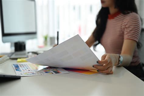 컬러 팔레트로 작업하는 젊은 창조적인 여성 그래픽 스튜디오에서 디자인 프로젝트를 위한 색상 샘플을 선택합니다 20 24세에 대한 스톡 사진 및 기타 이미지 Istock