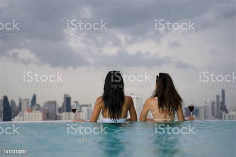예쁜 여성들은 수영복을 입고 수영장에서 활동하고 있습니다 수영장 스포츠 경기장에 대한 스톡 사진 및 기타 이미지 수영장 스포츠 경기장 2명 마시기 Istock