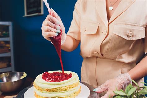 요리 주걱을 사용하여 흰색 크림과 비스킷 케이크를 만드는 여성의 손 가정 주방에 대한 스톡 사진 및 기타 이미지 가정 주방 가정의 방 길이 Istock