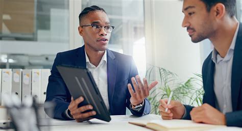 팀워크 태블릿 및 비즈니스 사람들은 회의에서 정보 계획 및 아이디어를 작성하기 위한 노트북을 가지고 있습니다 프로젝트 및 기업