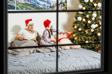 Большая семья с тремя детьми празднует рождество дома праздничный ужин у камина и елки