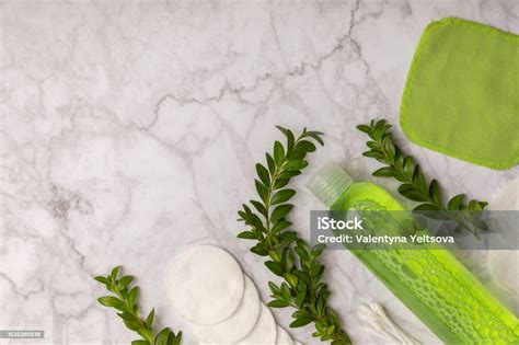 미셀라 워터 메이크업 리무버 물티슈 면봉 및 꽃 피지와 메이크업의 피부를 클렌징합니다 흰색 대리석 배경에 구성입니다 아름다움 개념입니다 공간 텍스트를 복사합니다 플랫 레이