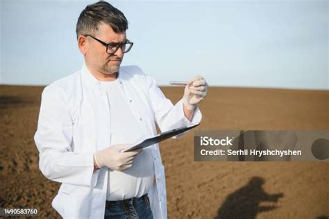 토양 샘플링 토양 탐침 샘플러로 샘플을 채취하는 농업 경제학자 환경 보호 유기 토양 인증 연구 테크놀로지에 대한 스톡 사진 및