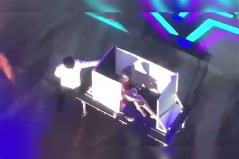以后演出舞台要加个顶篷，这样就不会暴露了，我在上面忍不住想笑演出舞台