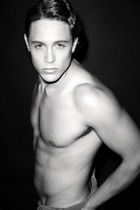 Reizvoller Muskul Ser Mit Nacktem Oberk Rper Mann Stockfoto Bild Von
