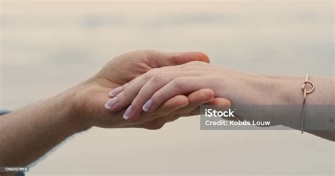 알아볼 수 없는 부부가 손을 잡고 약혼 반지를 끼고 있었다 해변에서 제안 한 후 남자와 여자의 클로즈업 25 29세에 대한 스톡 사진 및 기타 이미지 Istock