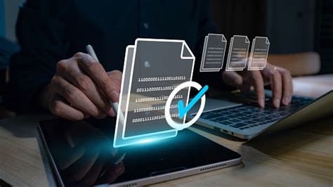 한 사업가가 핵심 성과 지표를 추적하고 태블릿과 노트북에서 온라인 설문조사와 디지털 체크리스트를 작성하여 온라인 설문조사와 디지털 체크리스트에 참여합니다 35 39세에 대한