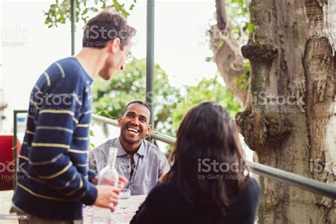 레스토랑에는 테라스에 앉아 밝은 몇에서 순서를 복용 하는 웨이터 레스토랑에 대한 스톡 사진 및 기타 이미지 레스토랑 파티오 야외 Istock