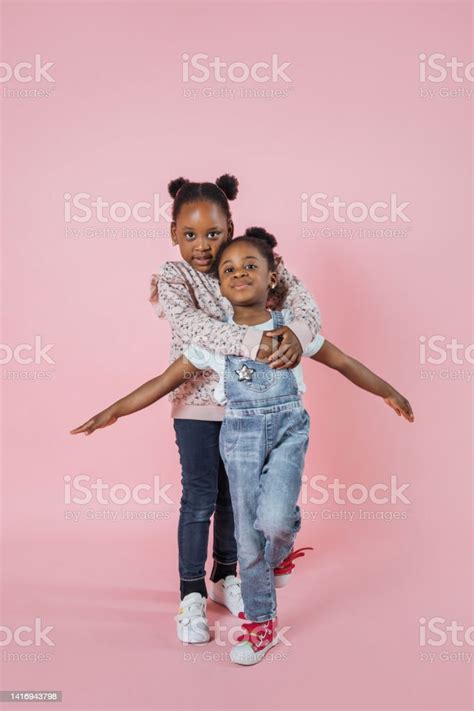 파스텔 캐주얼 한 옷을 입은 어린 아프리카 소녀를 웃고있는 두 명의 행복한 재미있는 아이들 2명에 대한 스톡 사진 및 기타 이미지 2명 4 5세 6 7 살 Istock