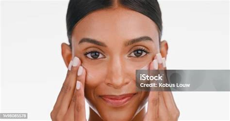 얼굴 크림 스킨케어 아름다움 행복을 가진 여자는 하얀 스튜디오 배경에 고립되어 있다 초상화 여성 로션 피부과 매끄럽고 빛나고 빛나는 루틴을 가진 모델 20 24세에 대한