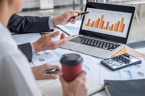 새로운 스타트업 성장 프로젝트 계획과 컴퓨터로 재무 전략 통계 분석 성공적인 팀워크 협력 결과 와 함께 일하는 비즈니스 팀